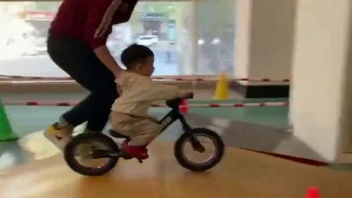只要有个优秀的爸爸,宝宝学会骑自行车,就是这么简单!