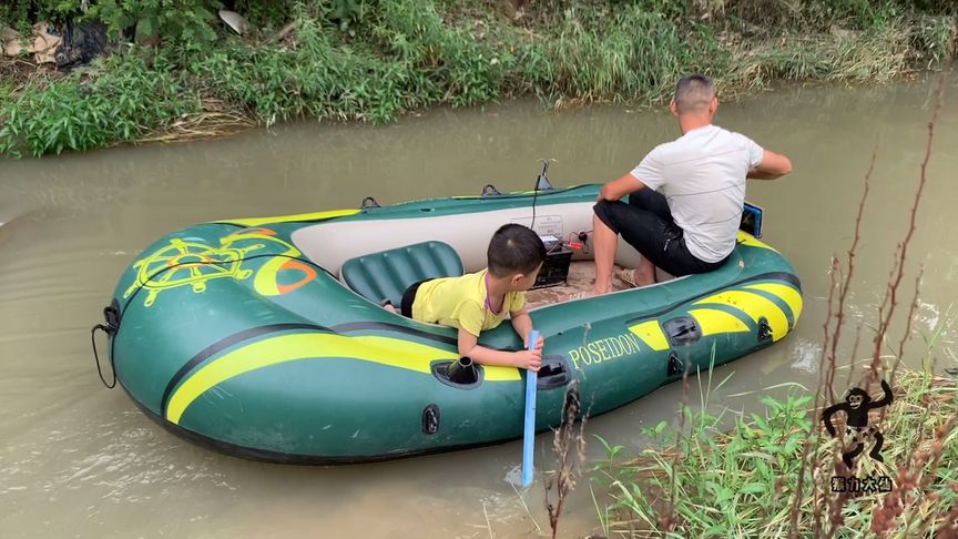 邻居给孩子增加乐趣,自己动手做了一个橡皮艇,亲自体验一下