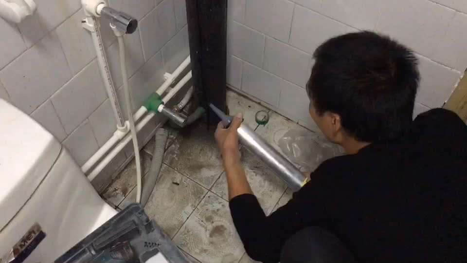洗衣机没有下水口?水电工引下水到主管道,.