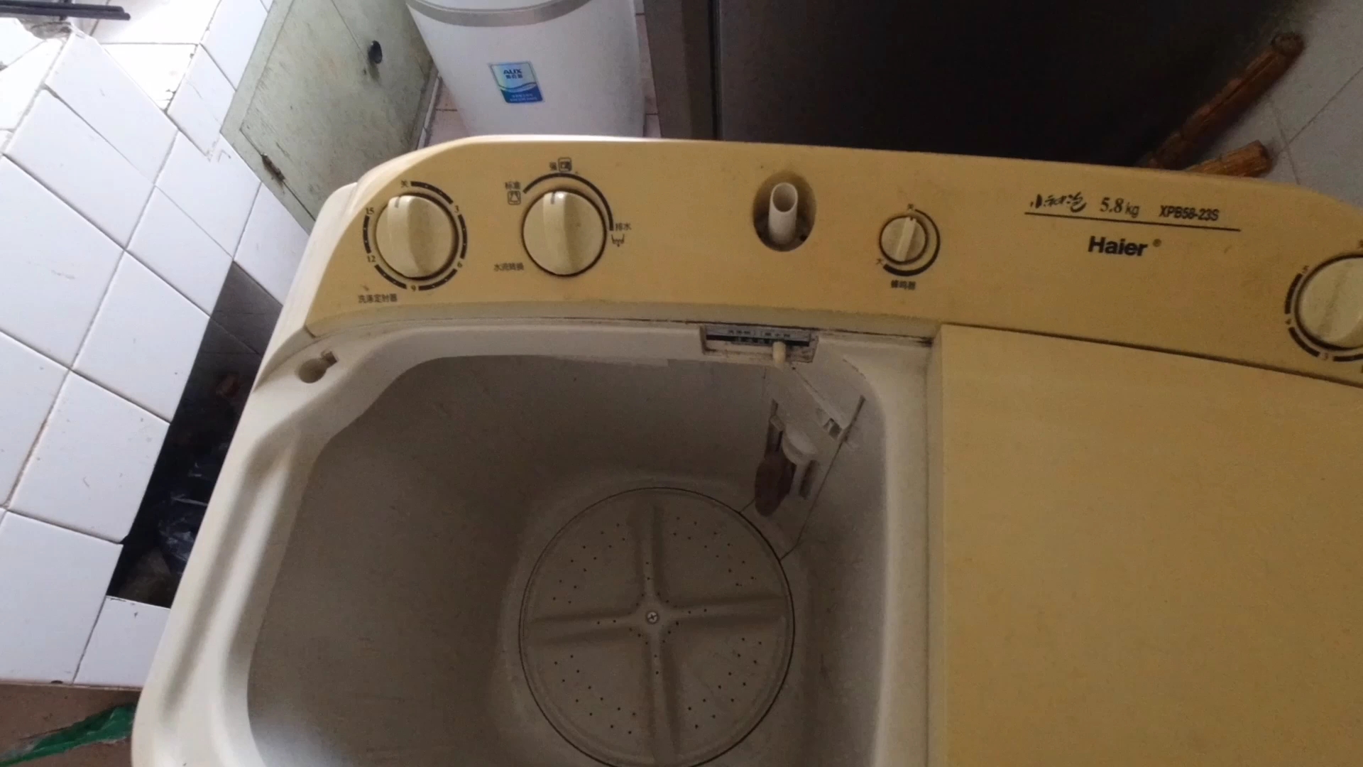 半自动洗衣机排不出水来,要是这种情况打个结就好,啥也不用换