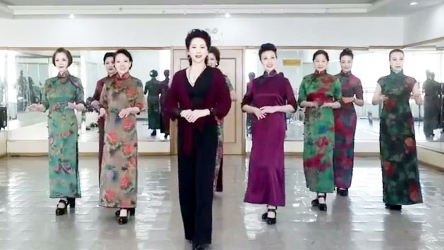 中老年模特步分解走法,行进中的上步转身教程