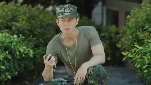 小伙受伤不能训练怕拖后腿,指导员跟他做小游戏,他秒懂了