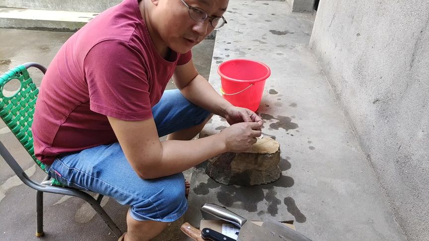 一块百年历史的磨刀石,历经三代人依然在用,磨刀又好又快!