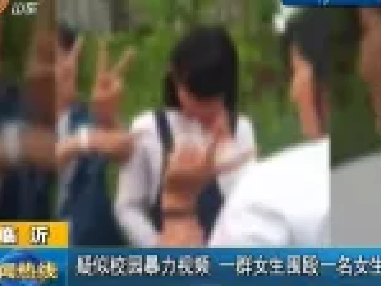 疑似校园暴力视频 一群女生围殴一名女生 早安山东 150516