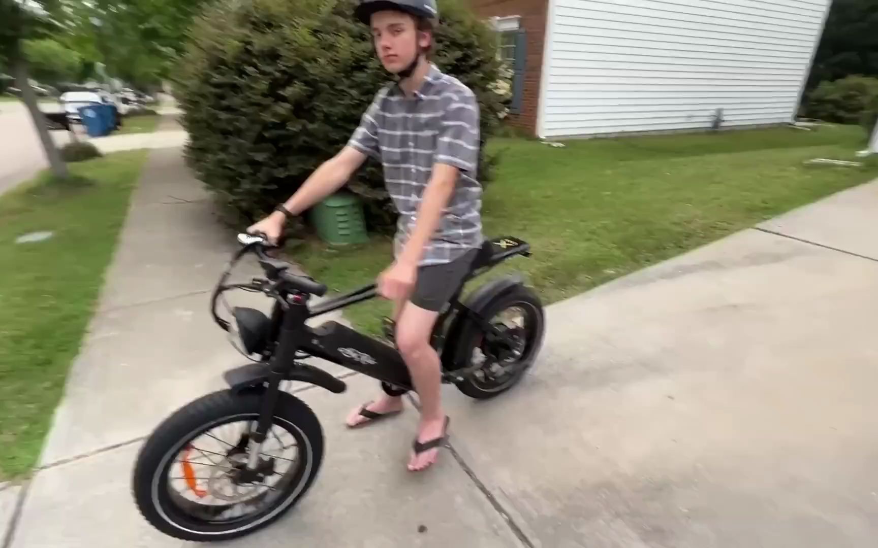 妈妈买了一辆新的电动自行车