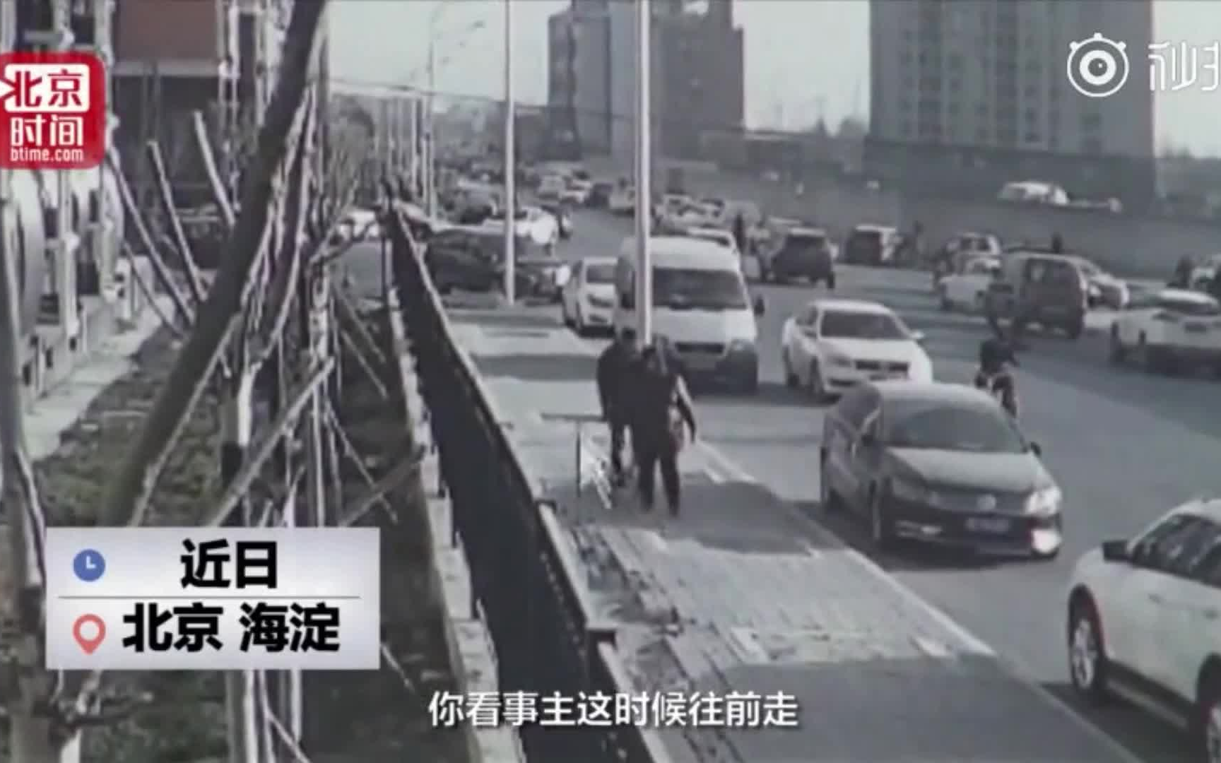 男子割破手假装被狗咬,用火腿肠碰瓷遛狗人!