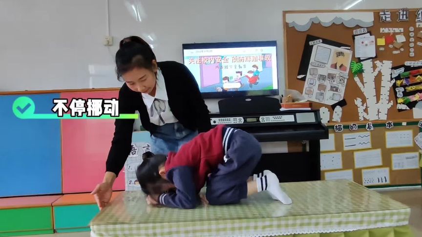 幼儿园《防踩踏安全教育》 你推我挤最危险❌ 安全自护要牢记✅