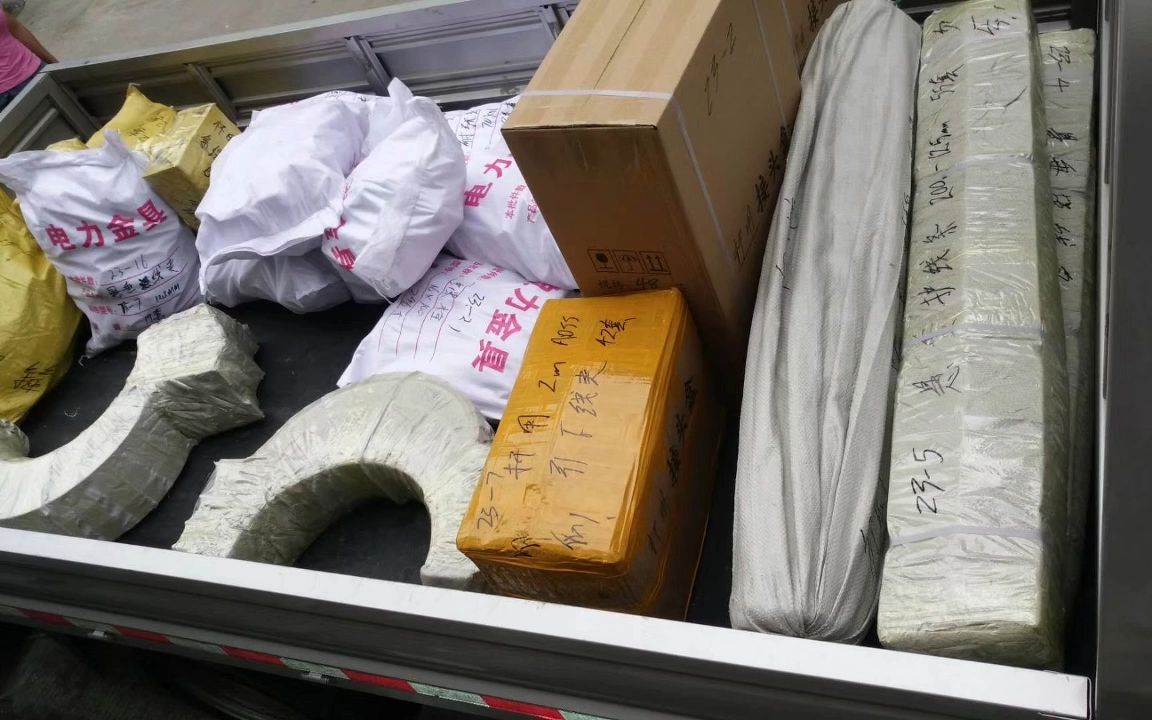 电力光缆金具打包发货 室外架空光缆 预绞丝 耐张 悬垂线夹安装施工