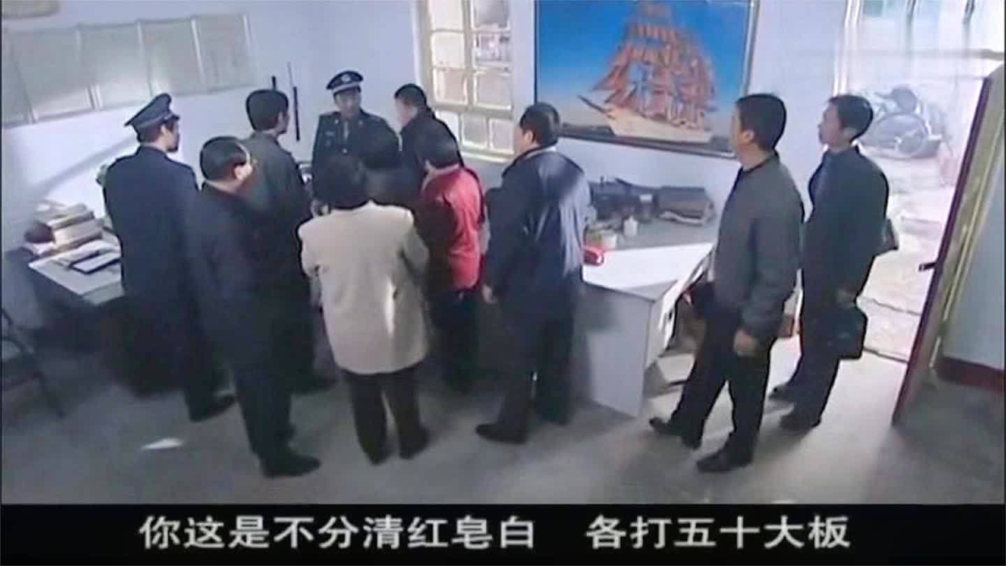 警中警:市民竟公然殴打警察,不料局长当场发飙:有本事跟我打!