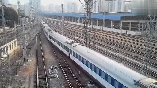 Z24被拖往深圳火车站