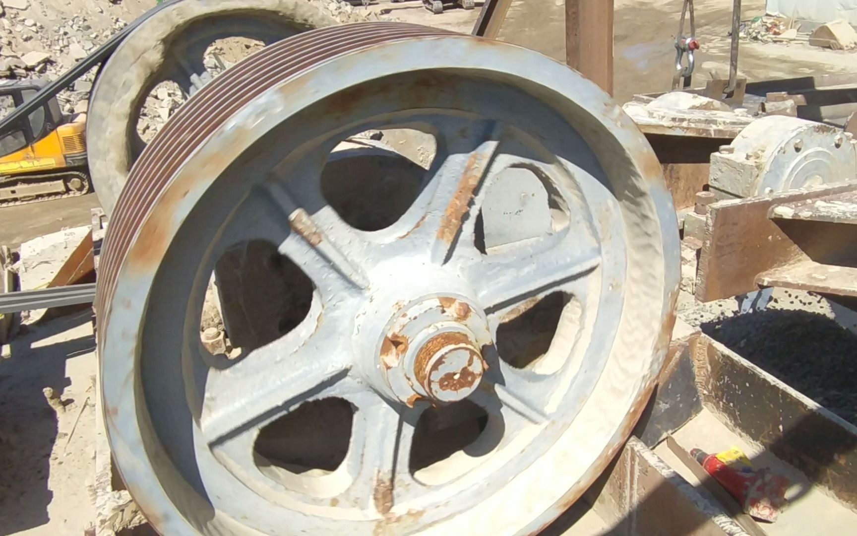 河南矿山往复筛筛头 筛煤专用吊筛现场视频