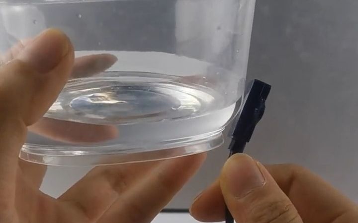 电容式液位传感器装在不平的水箱上会有什么后果