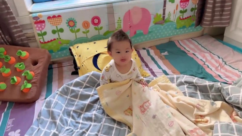 出生9个月的小宝宝,就怕给她量体温,体温计一放宝宝就哭个没完