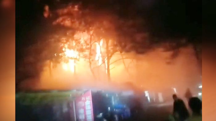 现场拍摄:南昌一小区夜里突然失火,现场火光四起