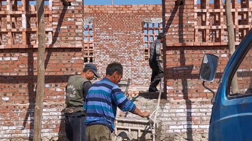 今天打圈梁了,爹娘的房子ߏ�有点模样了!