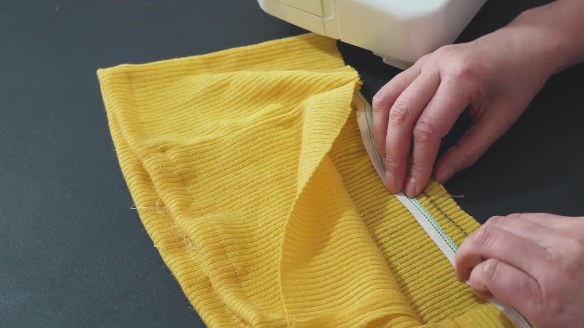 旧衣服太多丢了可惜?下摆剪长方形缝1个圆,放在家里太方便