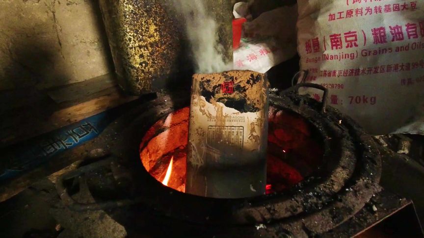 农村人土办法自制木炭,方法简单好操作,老降第一次烧效果还不错