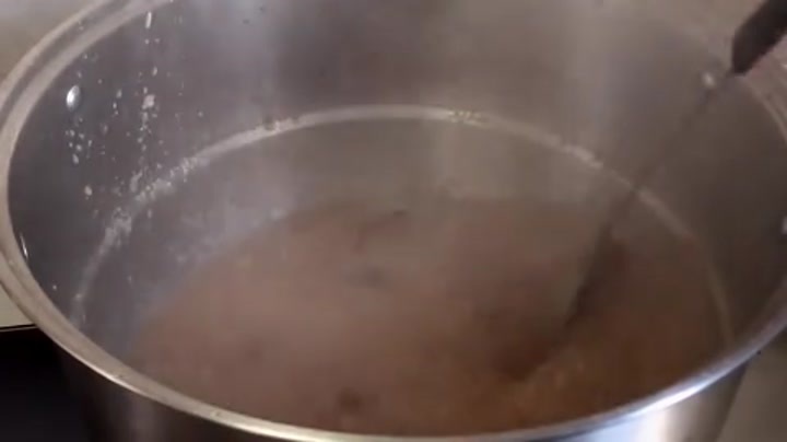 教你在家熬秋梨膏,8斤梨熬出1斤秋梨膏,秋冬干燥多喝,好处多多