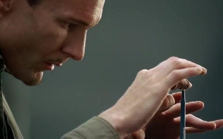 一个人仅用一支笔,利用连锁反应,制造了一起车祸