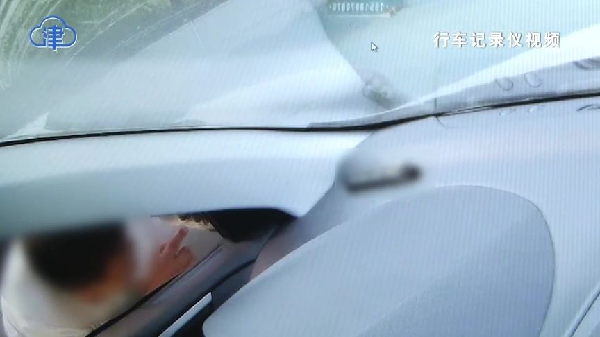 你专心偷汽车后视镜 行车记录仪专心拍你