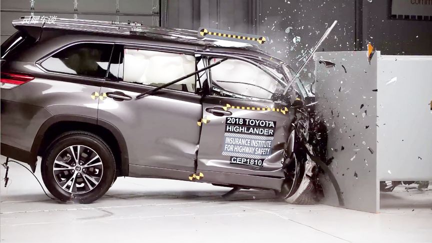 实拍汉兰达碰撞测试!丰田最火的SUV安全不,看最严苛测试中表现
