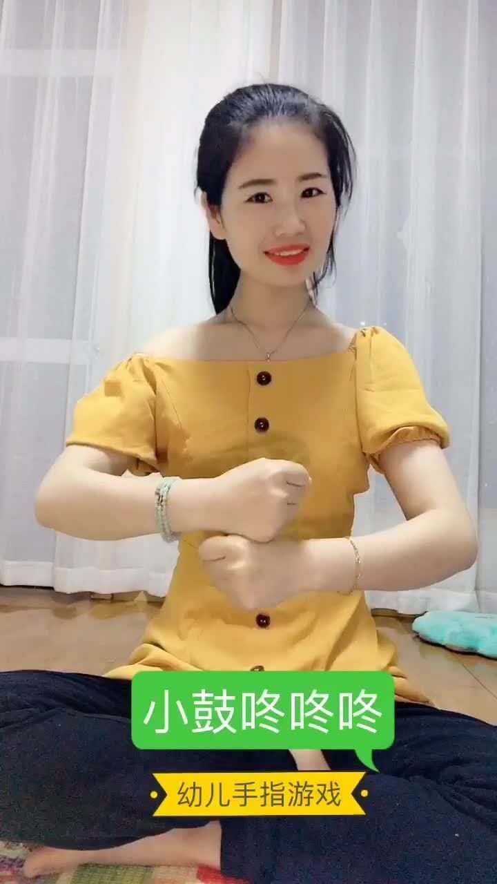 ...《小鼓咚咚咚》让孩子学会认识上下方位,锻炼孩子的 协调性及节奏感...