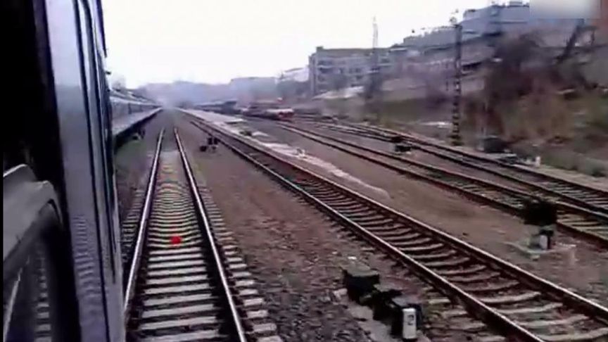 成都东开往贵阳的绿皮火车 K9465次进成渝线简阳站停车