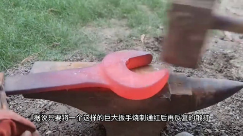 万圣节的过节道具,牛人锻造出一把死神的镰刀,成品霸气又侧漏