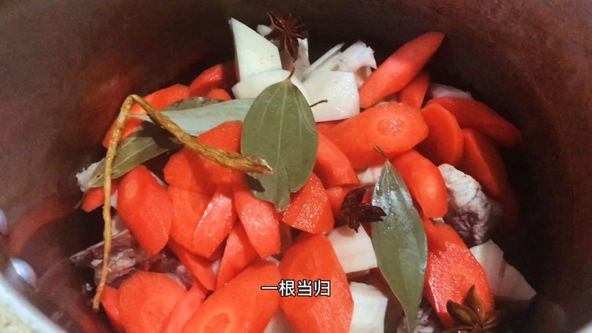 我家这样吃——胡萝卜莲藕排骨汤