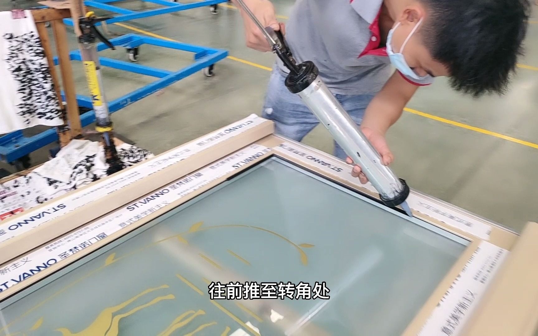 门窗玻璃是怎样打胶的?师傅手艺差别很大