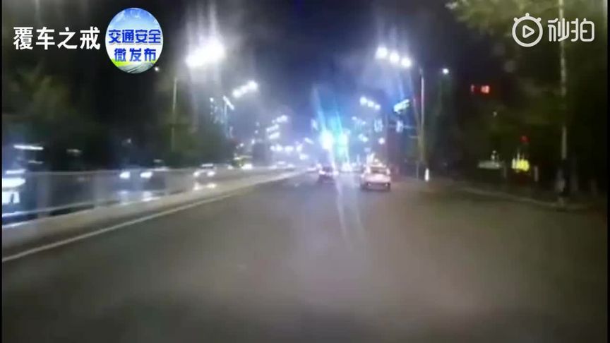 警示:非机动车通过路口向左转弯时,一定要谨慎骑行