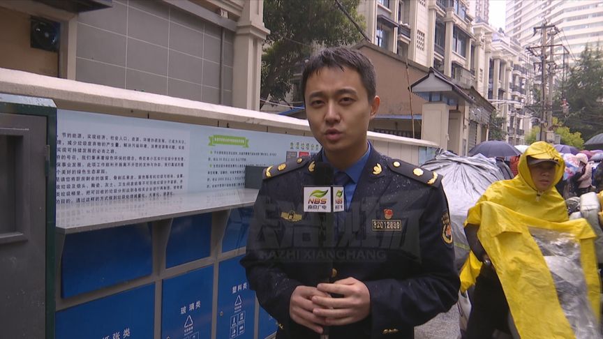 城管行:垃圾分类进社区 志愿者在行动