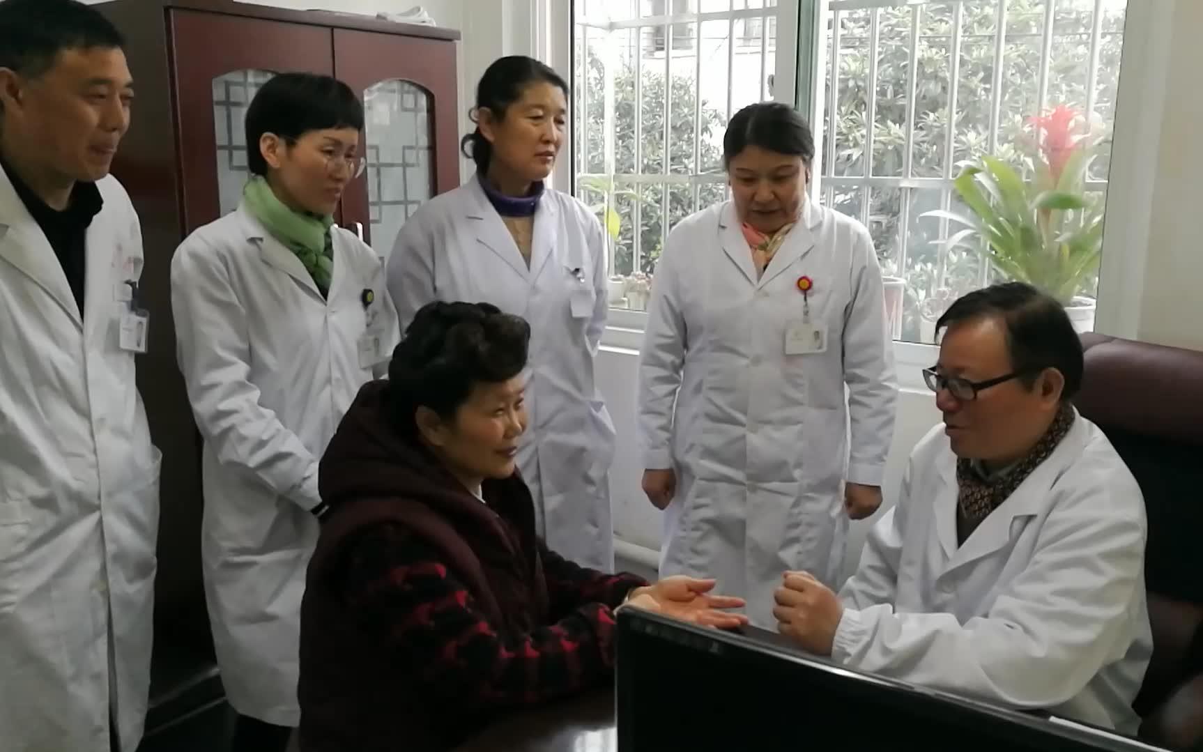 母亲在南京华肤医院问专家诊断小视频,
