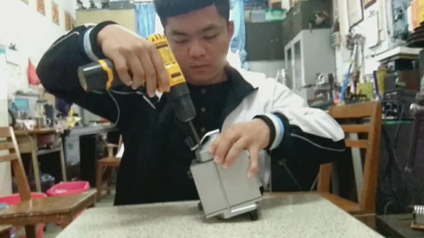 小伙子帮学校老师维修一台绝缘电子表,配件没有更换不了。