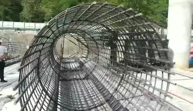 2.4M直径钢筋笼滚起来