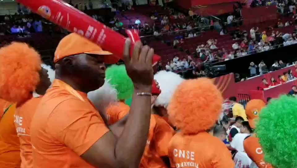 中国队首场男篮世界杯比赛即将开始,对手科特迪瓦的球迷来了。(谢...