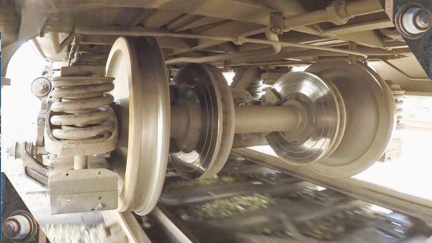 火车车轮的工作原理是什么,看完才知道原来在铁轨上是这样转弯的