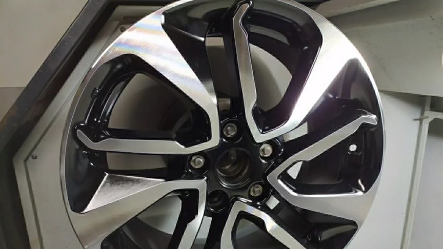 汽车轮毂上的剐蹭原来就是这样修复的!