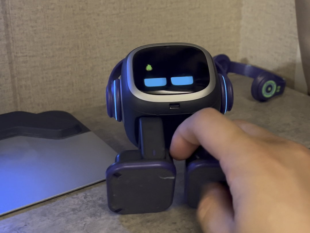 当emo生气的时候挠他脚心