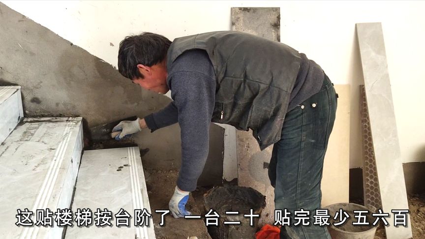 农村新盖2层楼房,贴地板砖光工钱花4000多,师傅一天收入没想到
