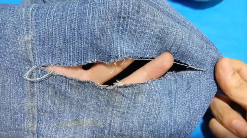 牛仔裤破了这么大的洞也别扔掉,试试这种无痕修补,保住你牛仔裤