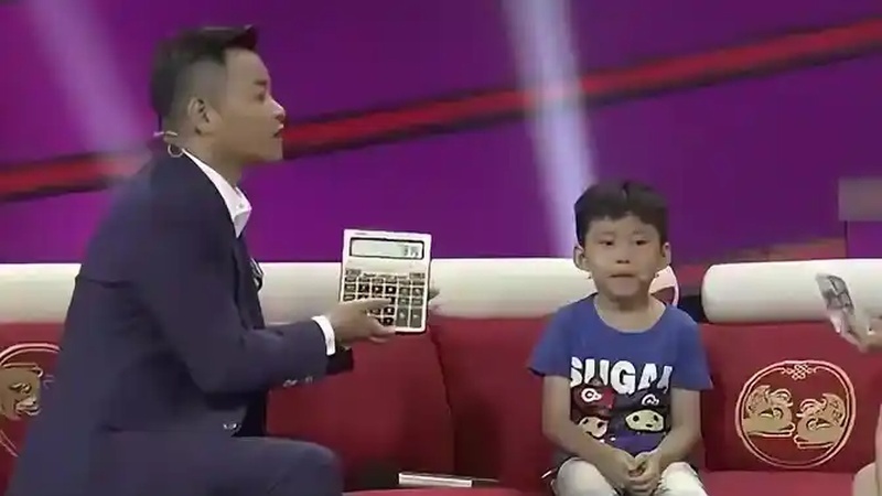 六岁萌娃挑战计算器,展现惊人数学天赋,着实令人佩服