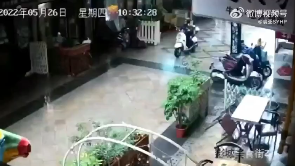 监控记录外卖小哥的电瓶车起火灭火过程