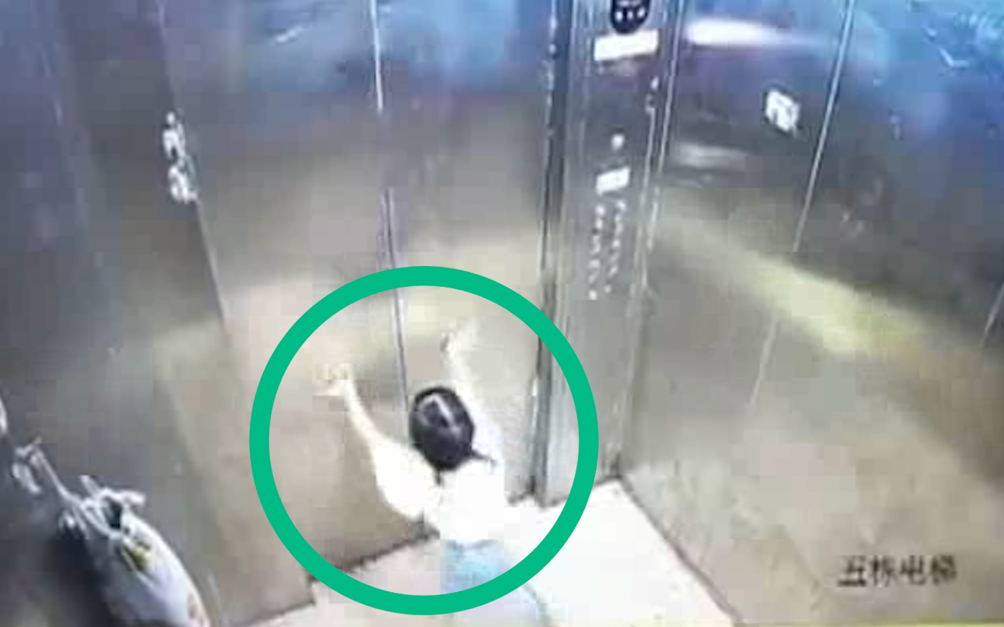 痛心!3岁女童独自乘电梯找家长时坠亡 监控拍下她最后求助画面