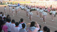 高一学生在学校运动会入场式的表演,精呆了其他的同学与观众
