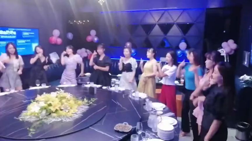 小学生的毕业聚会,妈妈们的主场演出