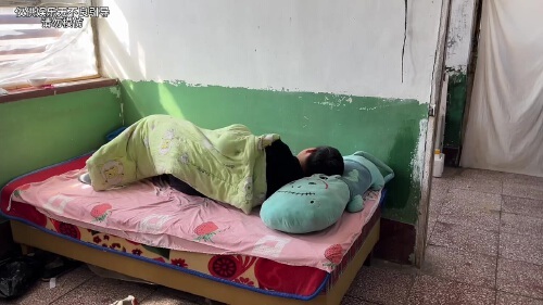 奶奶故意整孙子偷偷把痒痒粉倒他屁股结果把孙子坑惨了