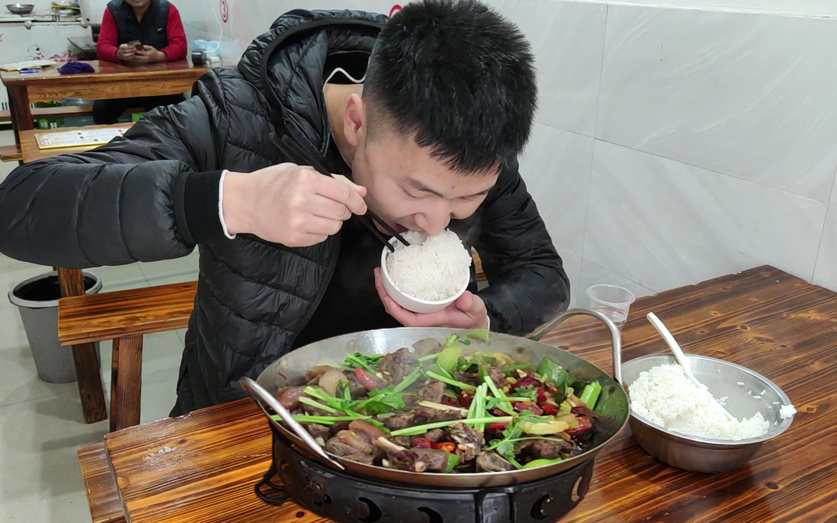 入味哥下馆子,一盆干锅狗肉一盆饭,吃的热血沸腾,吃不完兜着走!