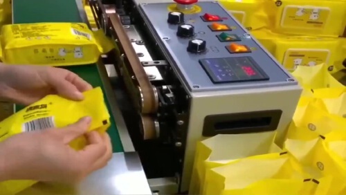 工厂流水线已经不是从前那种工作环境了,现在都比较干净舒适