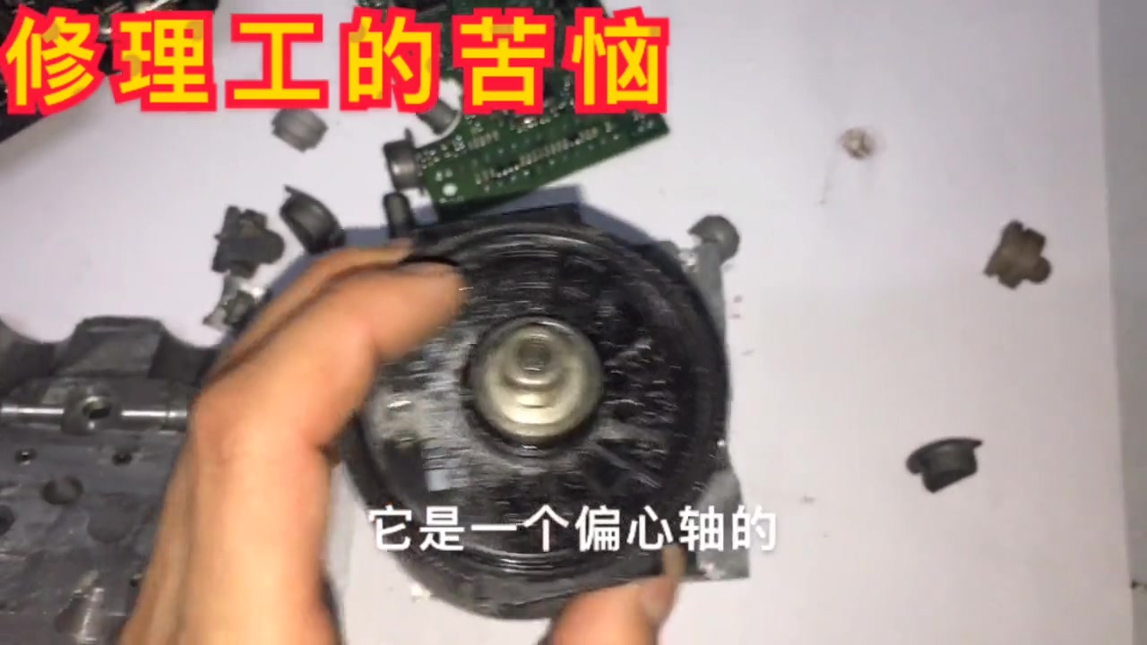 修车小伙切开ABS泵了解内部工作原理,这种学习的精神值得表扬。